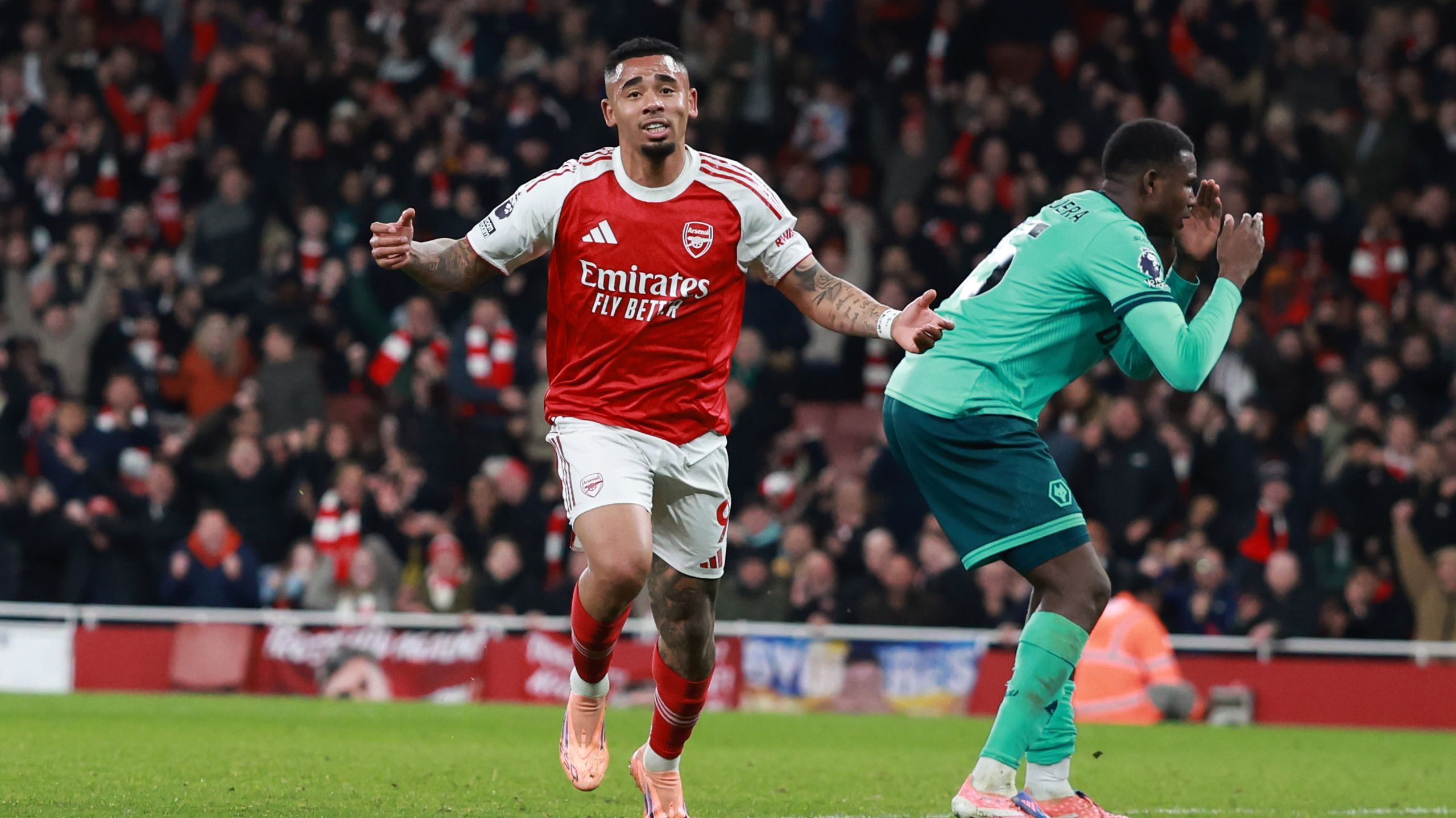 Dramatic 94th-minute Yerson Mosquera own goal hands Arsenal crucial win in Premier League title ...