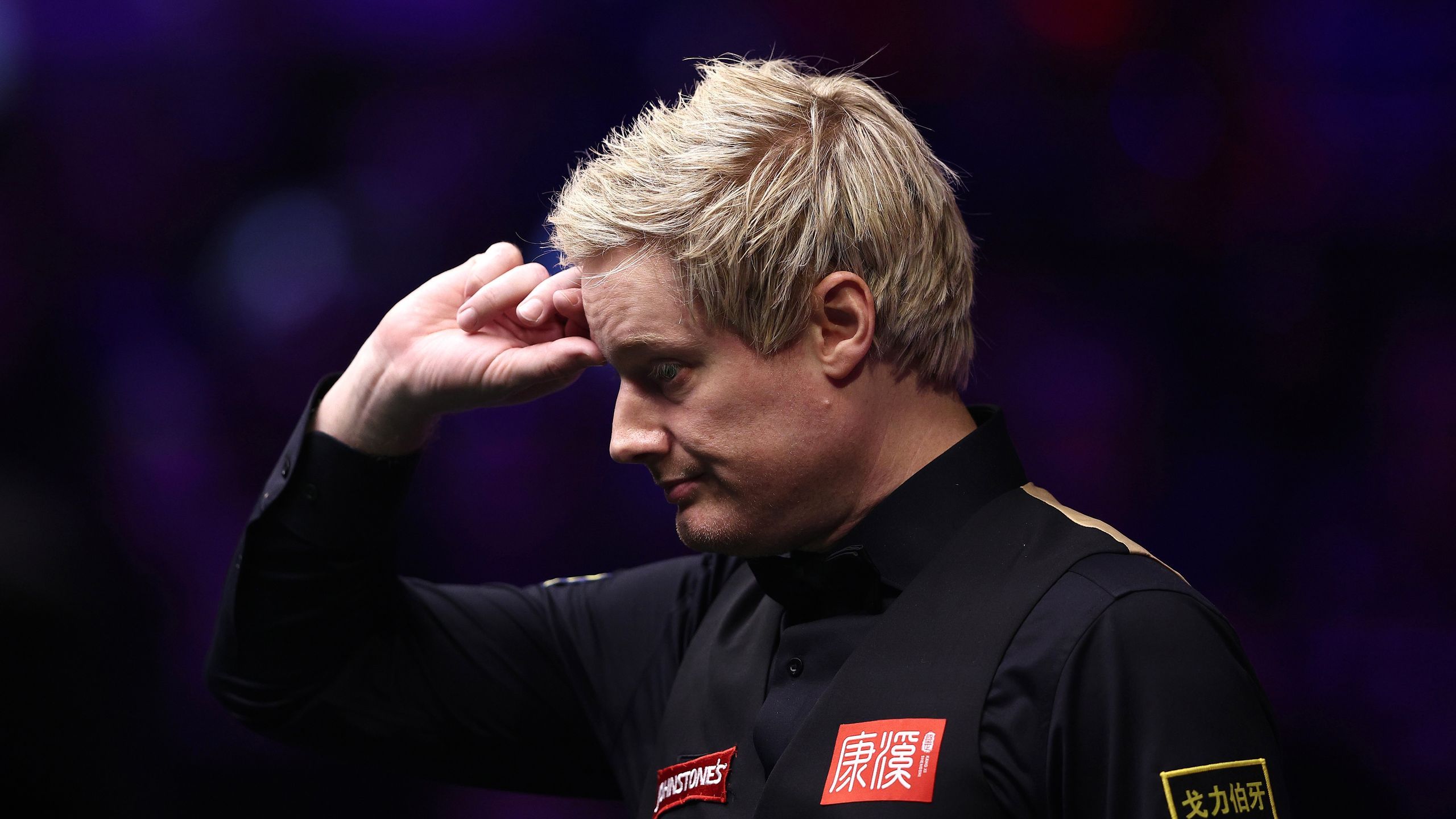Neil Robertson pots two reds, cue ball leaps over pack against Chris ...