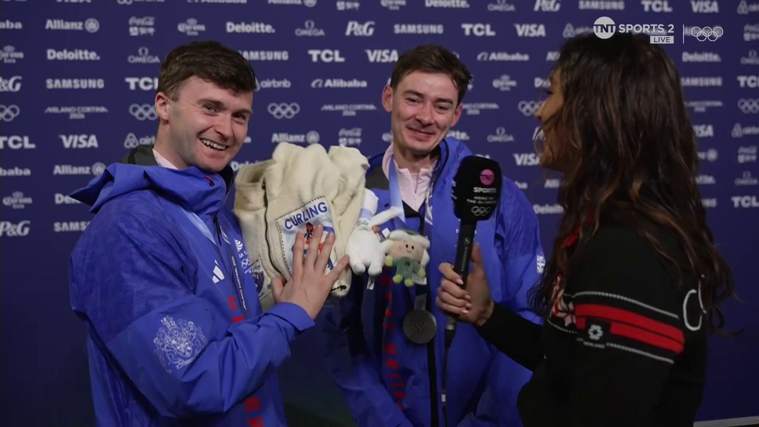 Winter Olympics: Story behind the curling fleece as Laura Robson gift ...