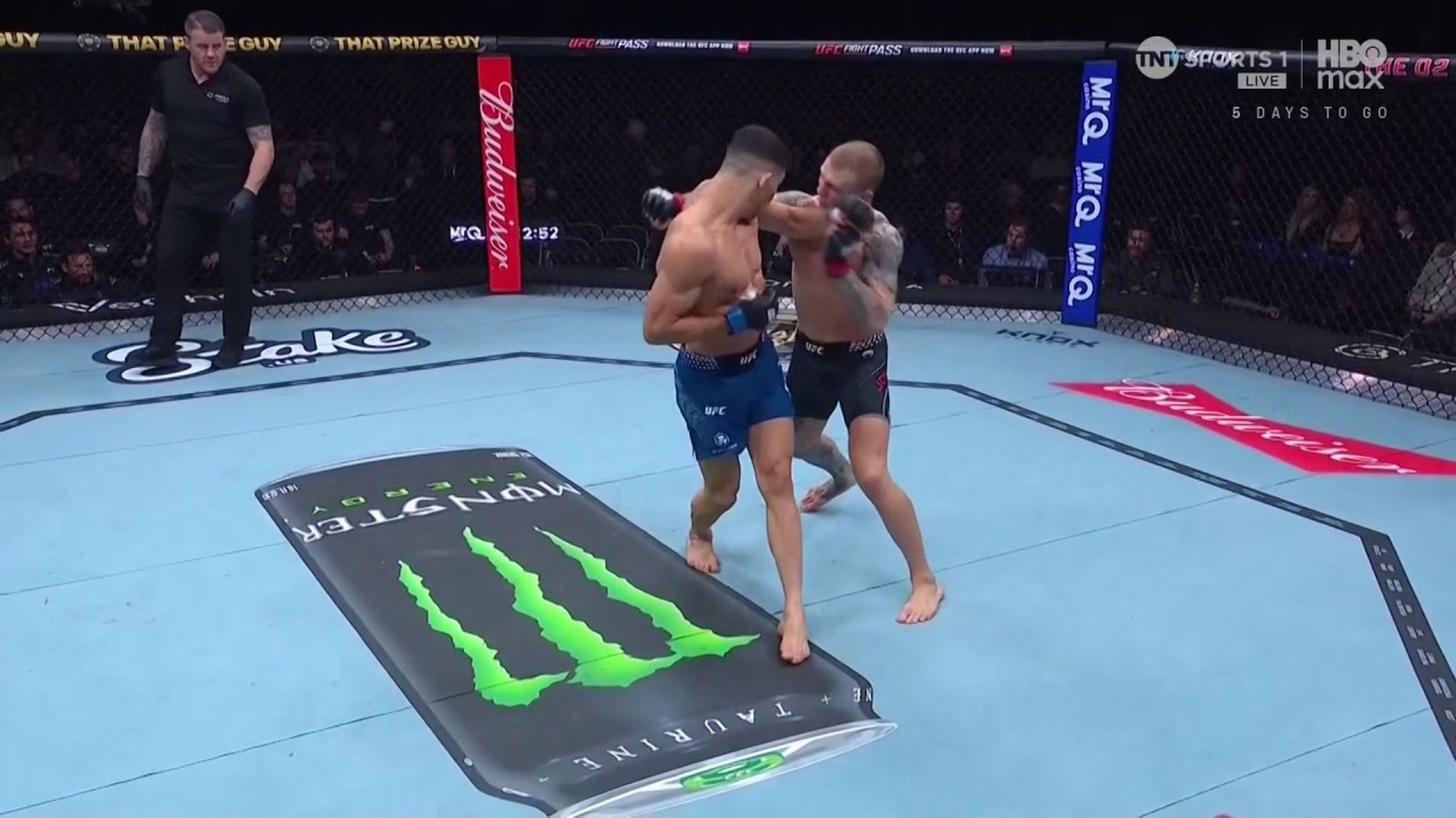 Mason Jones eats heavy spinning elbow in insane battle with Axel Sola ...