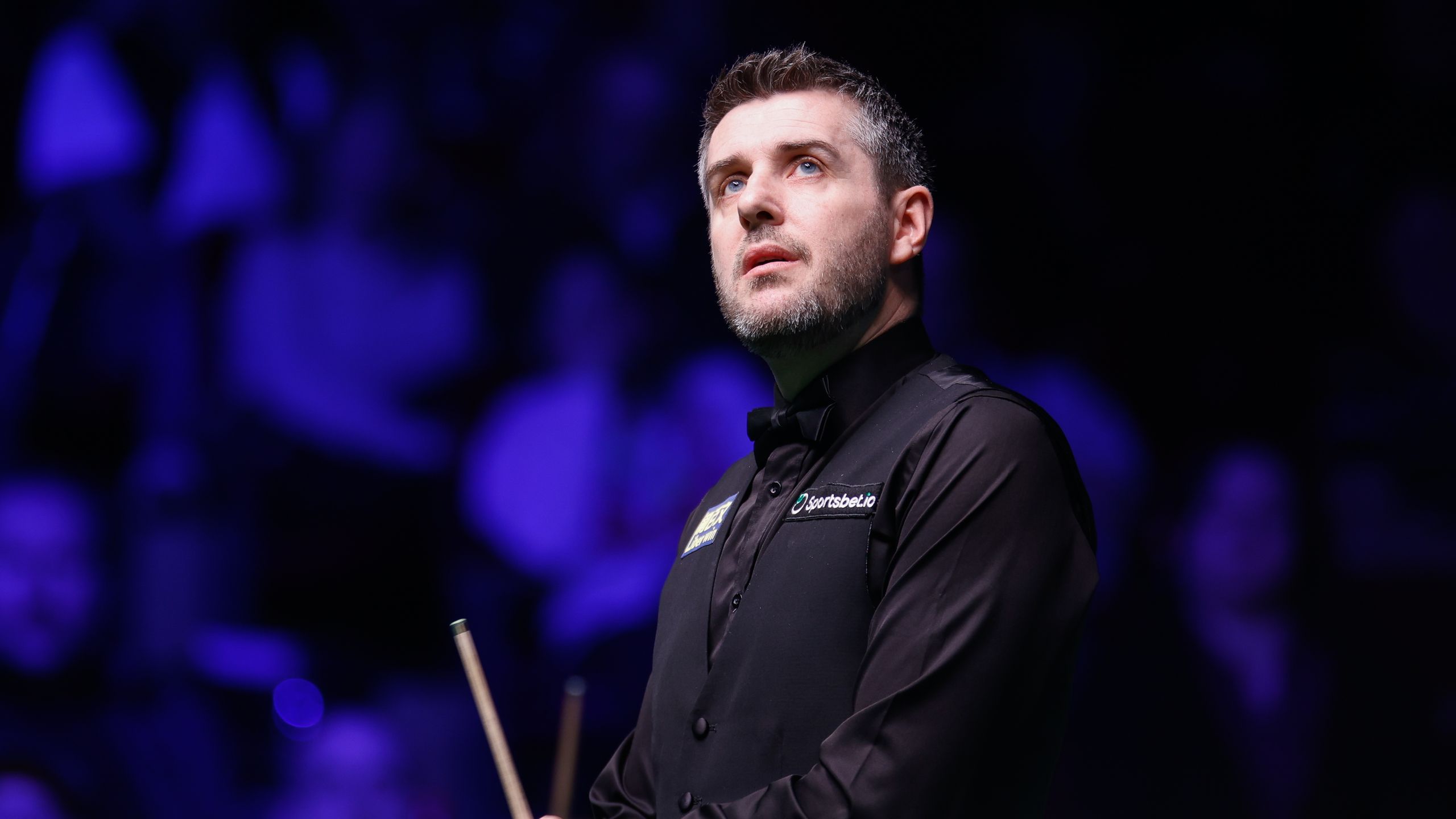 Watch the moment Mark Selby and referee Natalia Gradinari climb on ...