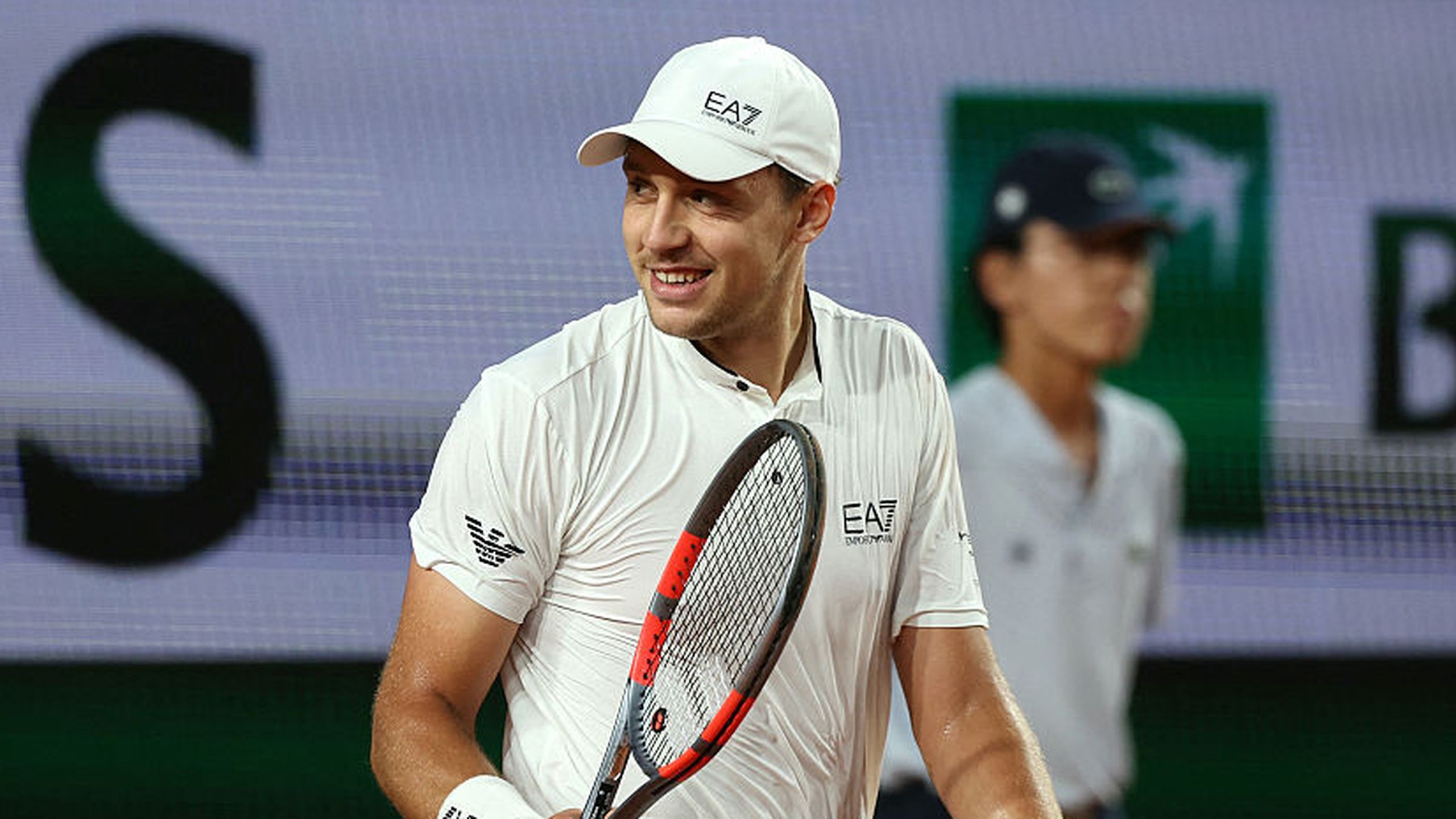 Moon ball, moon ball, winner! Hamad Medjedovic wins bizarre rally ...
