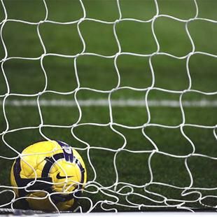 Fan karate kicks referee - TNT Sports