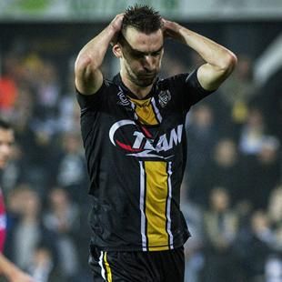 Gregory Mertens' condition worsens after collapsing on pitch - TNT Sports