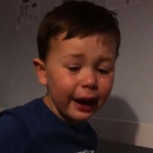Young Manchester United fan cries after learning that Robin van Persie ...