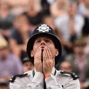 Policeman at Wimbledon final becomes huge global hit - TNT Sports
