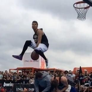 Basketball star pulls off crazy spinning dunk - TNT Sports