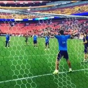 Luis Suarez becomes goalkeeper during Barcelona training, makes great ...