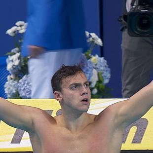 Guy eclipses Sun to win 200m freestyle - TNT Sports