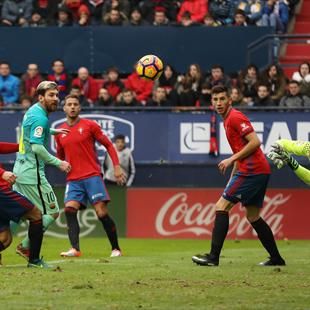 Luis Suarez, Lionel Messi strike against Osasuna as Barca close gap on ...