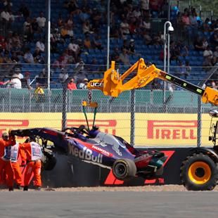 Big crash for Hartley, Hamilton leads final British practice - TNT Sports