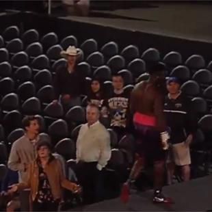 'I’ve never seen this before in my life!' - Boxer Curtis Harper ducks ...