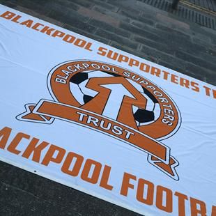 Blackpool fan protests on roof of Arsenal team bus - TNT Sports