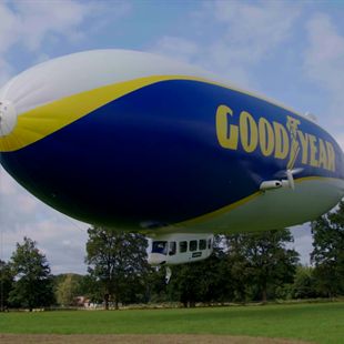 24 Hours of Le Mans - Flying over the track with Tom Kristensen in the ...