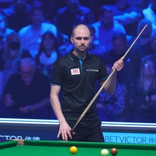 'He has called a foul on himself, wow' - Steven Hallworth's ultimate ...