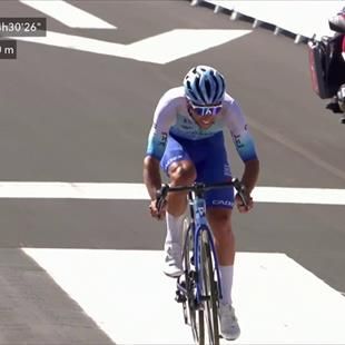 'A Matthews Masterpiece in Mende' - BikeExchange star powers to Stage ...