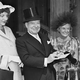 How Queen Elizabeth II honoured snooker's greatest icons including ...