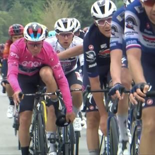 Giro d'Italia 2023: Watch Remco Evenepoel casually take off leg-warmers ...