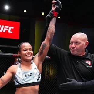 UFC: Karine Silva seals Ketlen Souza submission with kneebar - Mixed ...
