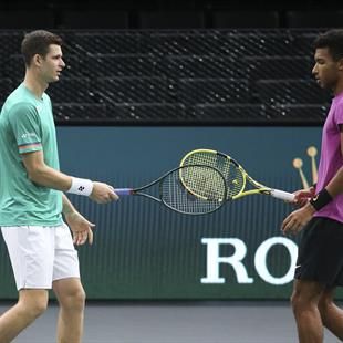 Felix Auger-Aliassime beats Hubert Hurkacz in straight sets to defend Swiss Indoors title - TNT ...