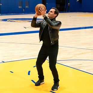 Roger Federer dazzles on basketball court in front of NBA superstar ...