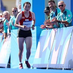 'Quite moving' scenes as fans flock to side of last marathon runner ...