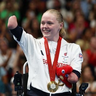 Ellie Challis wins Paralympic backstroke gold at Paris 2024 - TNT Sports
