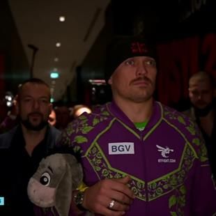 Oleksandr Usyk enters the arena carrying Eeyore teddy ahead of Tyson ...