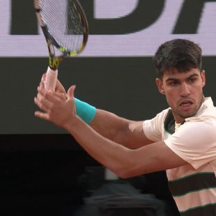 Carlos Alcaraz turns on the style with amazing drop shot against Tommy ...