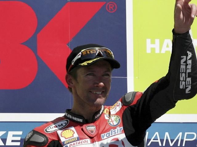 Bike legend Bayliss makes racing comeback at 48 - TNT Sports