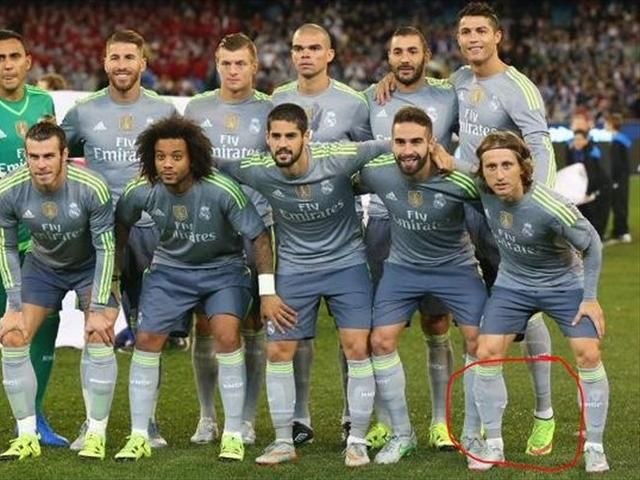 Cristiano Ronaldo caught standing on his toes to look taller than his ...