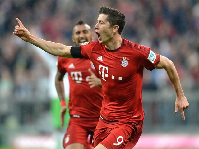 Robert Lewandowski receives FOUR awards from Guinness Book of Records ...