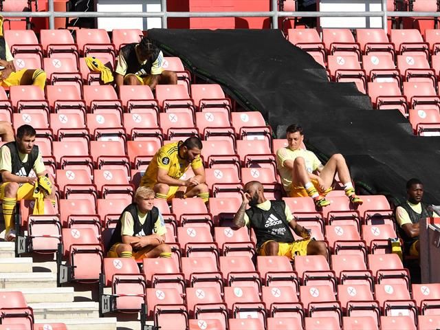 Alexandre Lacazette and Mesut Ozil snapped sunbathing during Arsenal ...