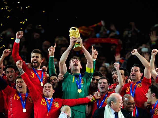 iker casillas lifting world cup coloring pages