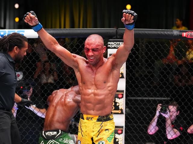 UFC Vegas 81: Edson Barboza survives first round scare to battle past ...