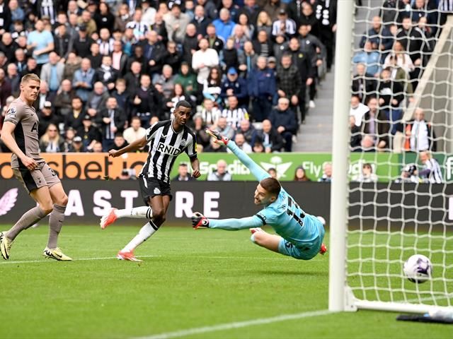 Alexander Isak nets second goal as Newcastle take control against ...